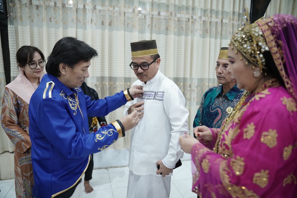 Jufri Rahman dan Isteri Ditahbiskan Jadi Keluarga Kerajaan Kesultanan ...